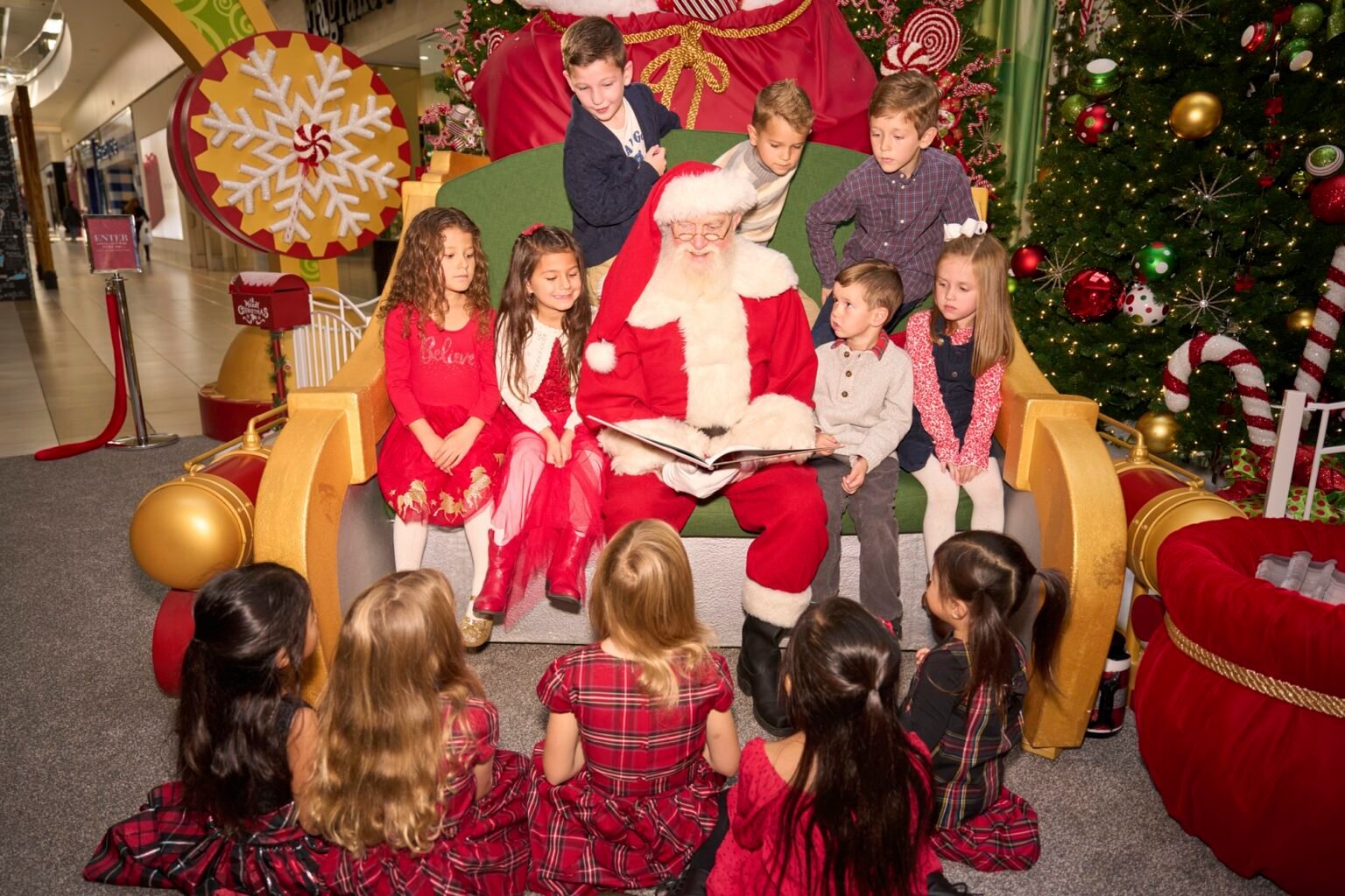 Santa Returns to the Fashion Outlets of Chicago! - Fan Dads
